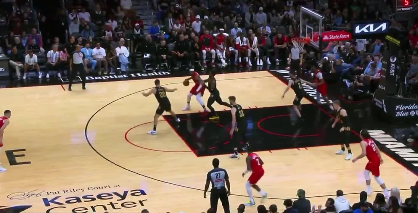 Watch D. Ferrel💣 - 19 third quarter points for Tyler Herro!!!!! | Streamable