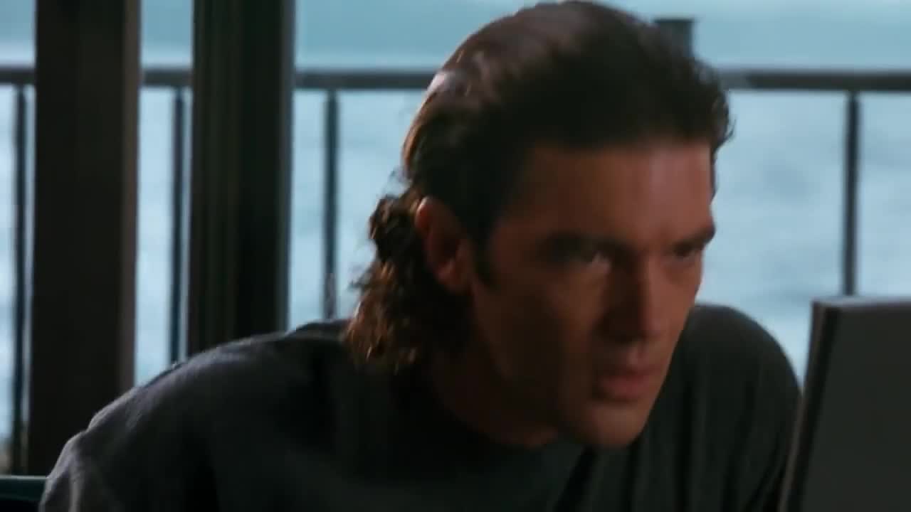 Antonio Banderas Assassins laptop scene