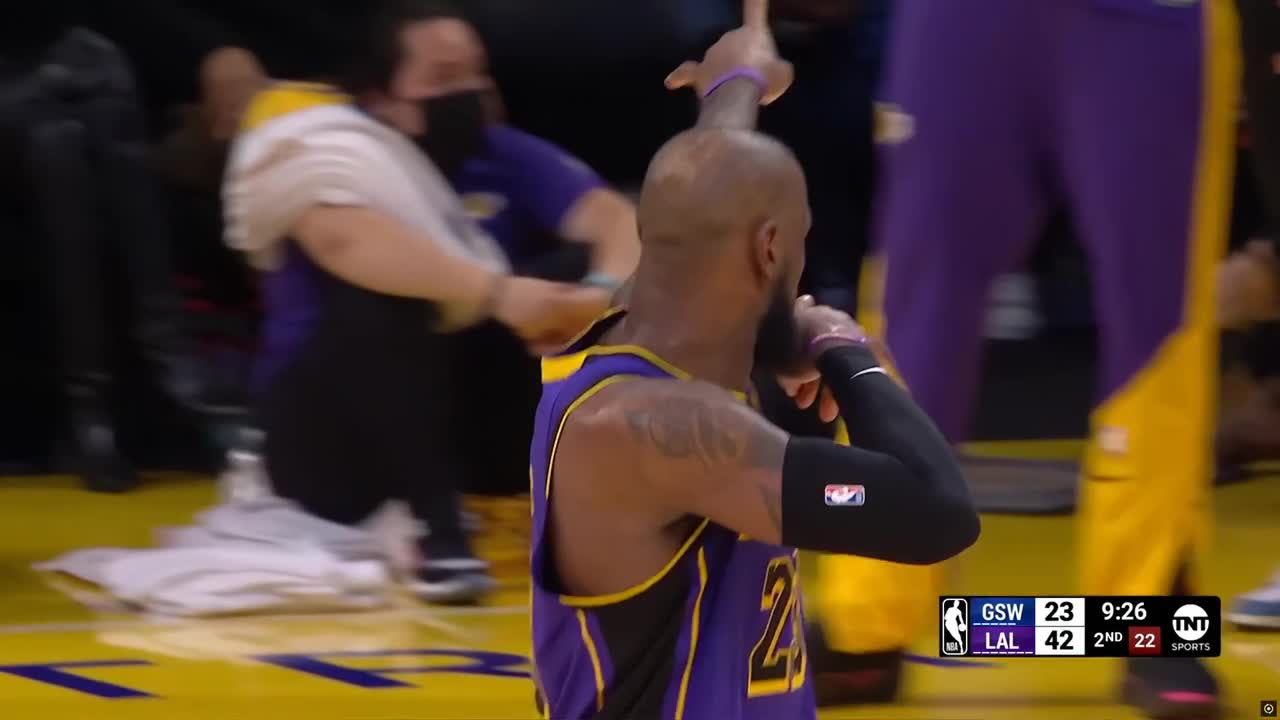 Watch LeBron Threes | Streamable