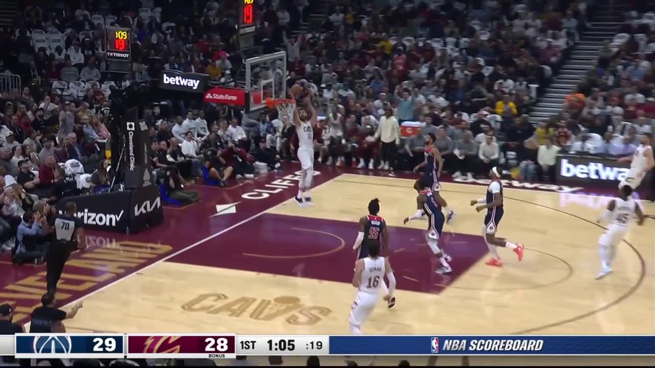 [Highlight] Donovan Mitchell alley oop to Dean Wade!