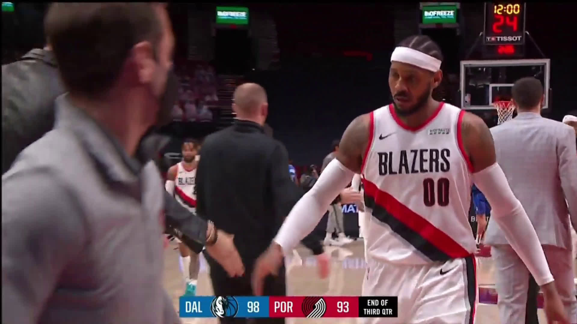 Melo with the big three to end the 3rd quarter