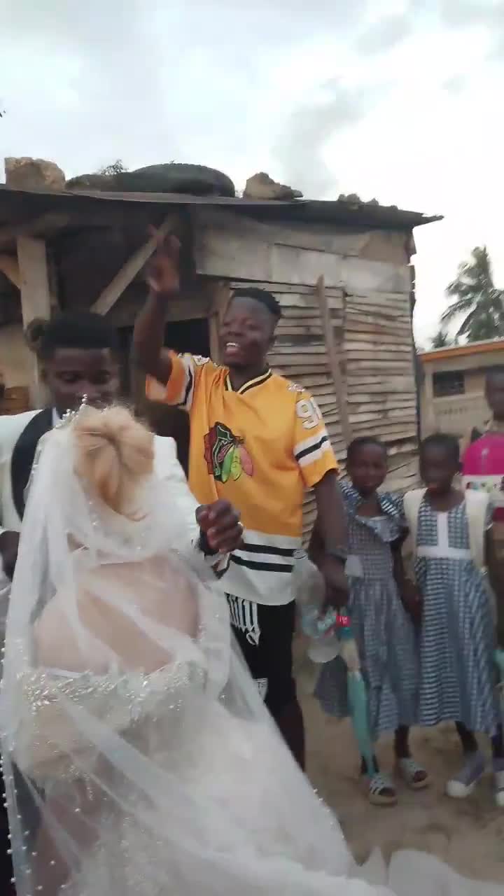 Watch Wolf 🐺 - 👰 Souhaitons-leur un beau mariage à ces jeunes futurs ...