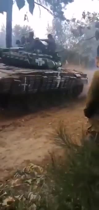 Ukrainian soldiers on Polish modernized T-72 tanks storming the ...