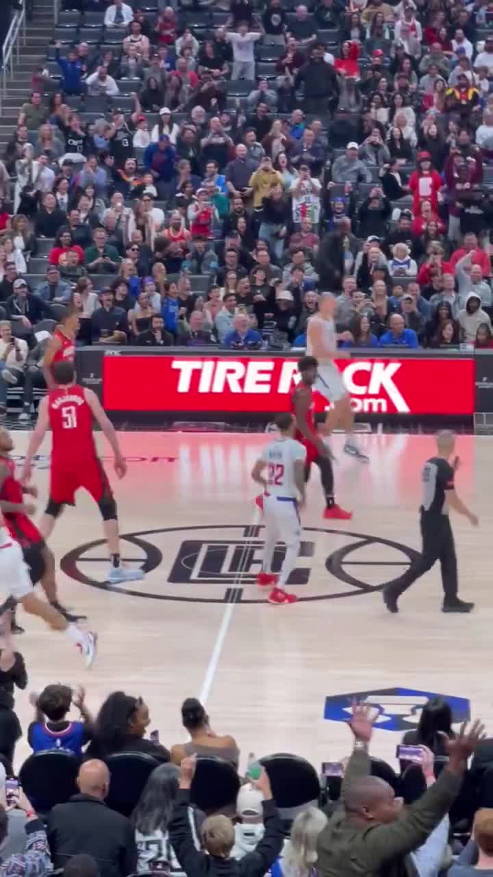 Watch ClutchPoints - 6’0 Xavier Moon wins a jump ball against 7’4 Boban Marjanovic! (via ...