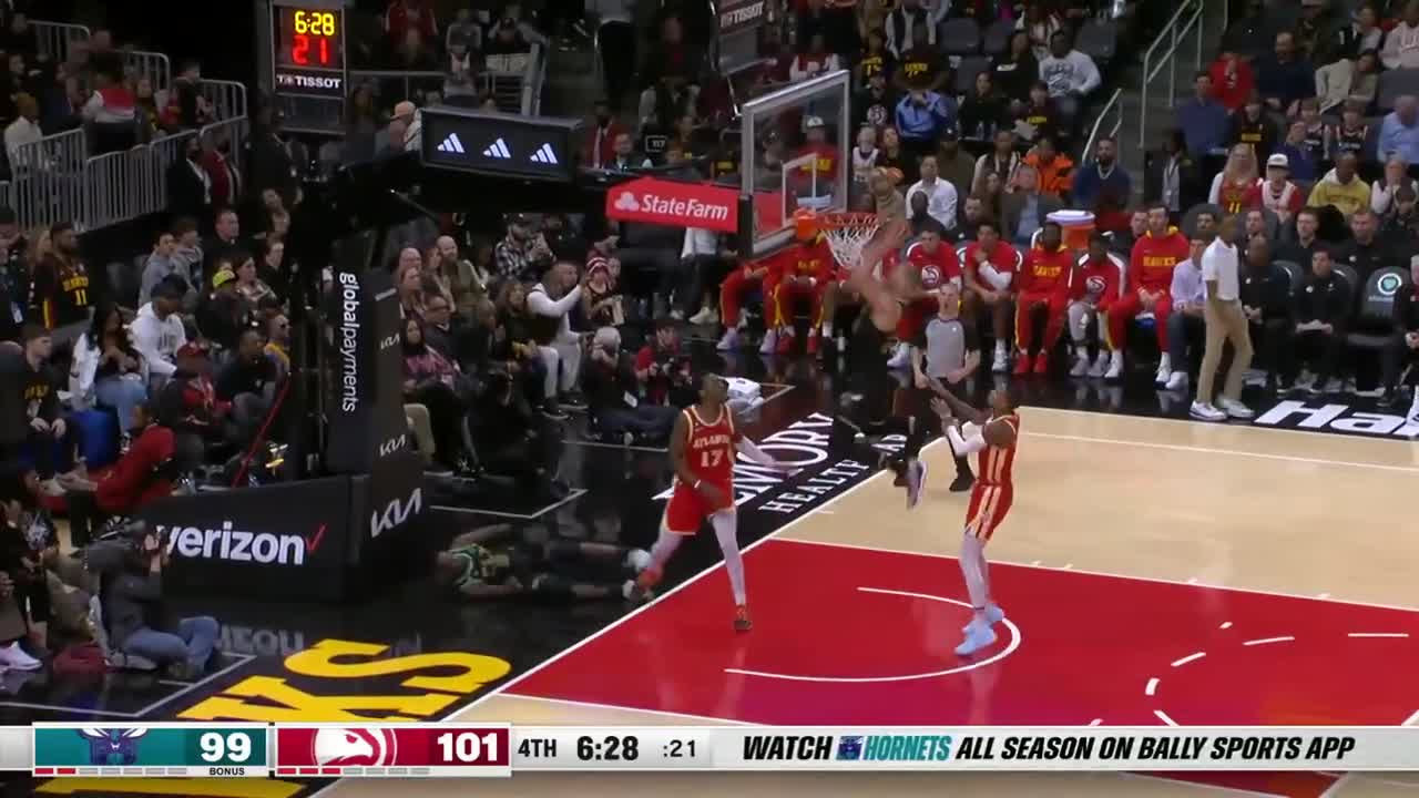 [Highlight] Mason Plumlee steals the ball, spins, delivers a sweet pass ...