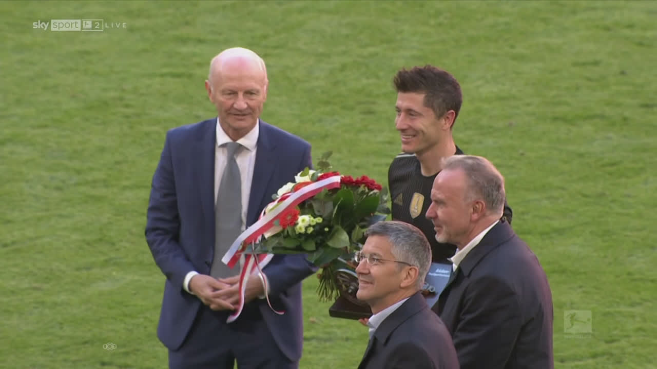 Robert Lewandowski receives the Torjägerkanone with 41 goals in a season.