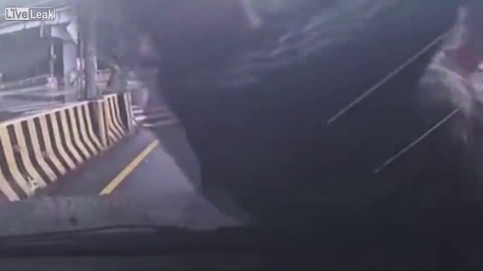 LiveLeak-dot-com-e62_1516661893-roadrage_1516662053.m4v.h264_720p
