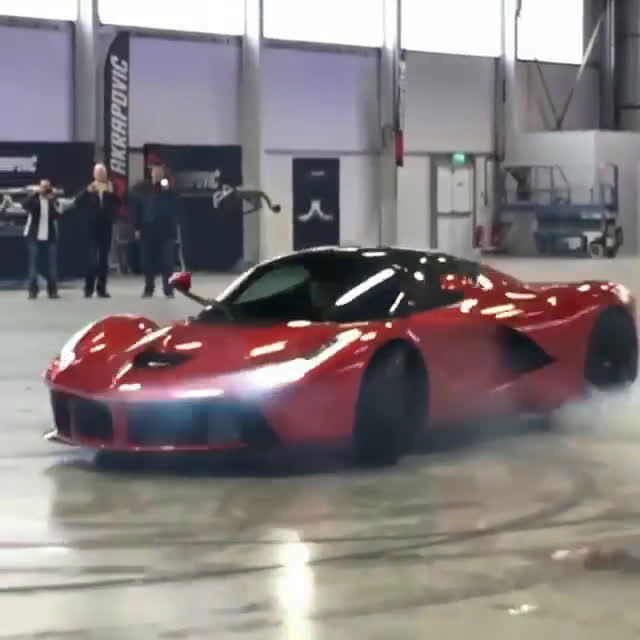 Con la Ferrari LaFerrari potete disegnare dei cerchi perfetti.