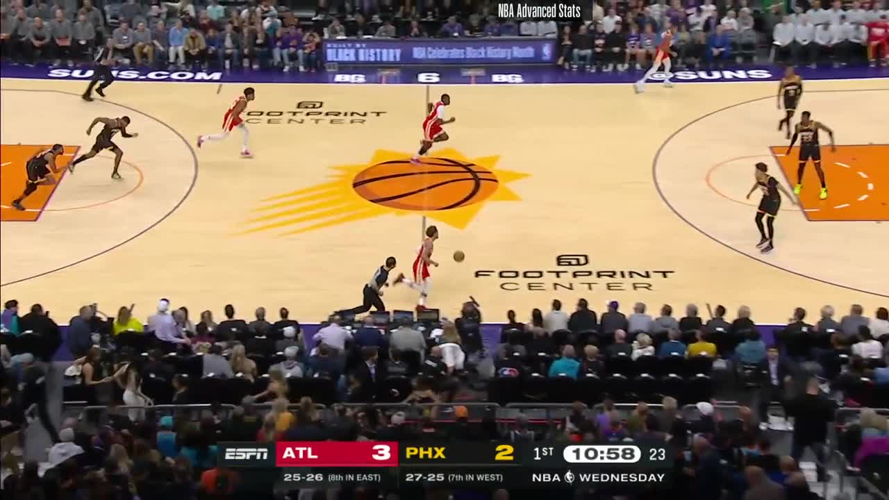 Young TOV, steal, finds Collins corner for three vs Suns