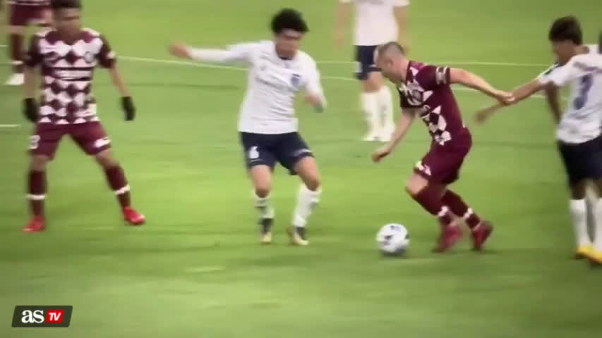 Iniesta volvió a ser Oliver Atom- atentos a su jugadón en el área rival ...