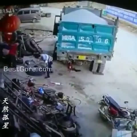 Truck Tire Explosively Explodes in Face of Mechanic in China Best Gore