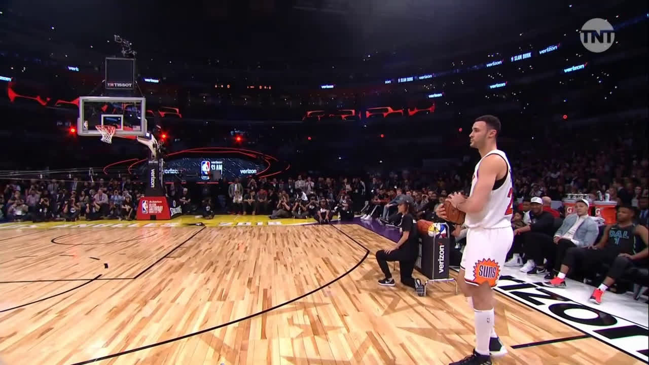 Dunk Contest - Larry Nance Jr. 1st dunk