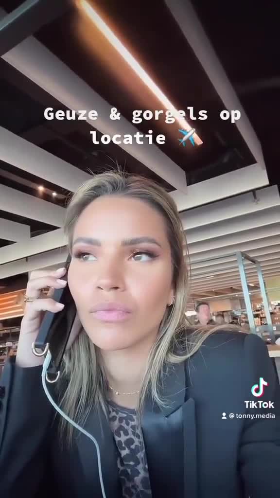 Monica Geuze voor Geuze & Gorgels podcast naar Ibiza