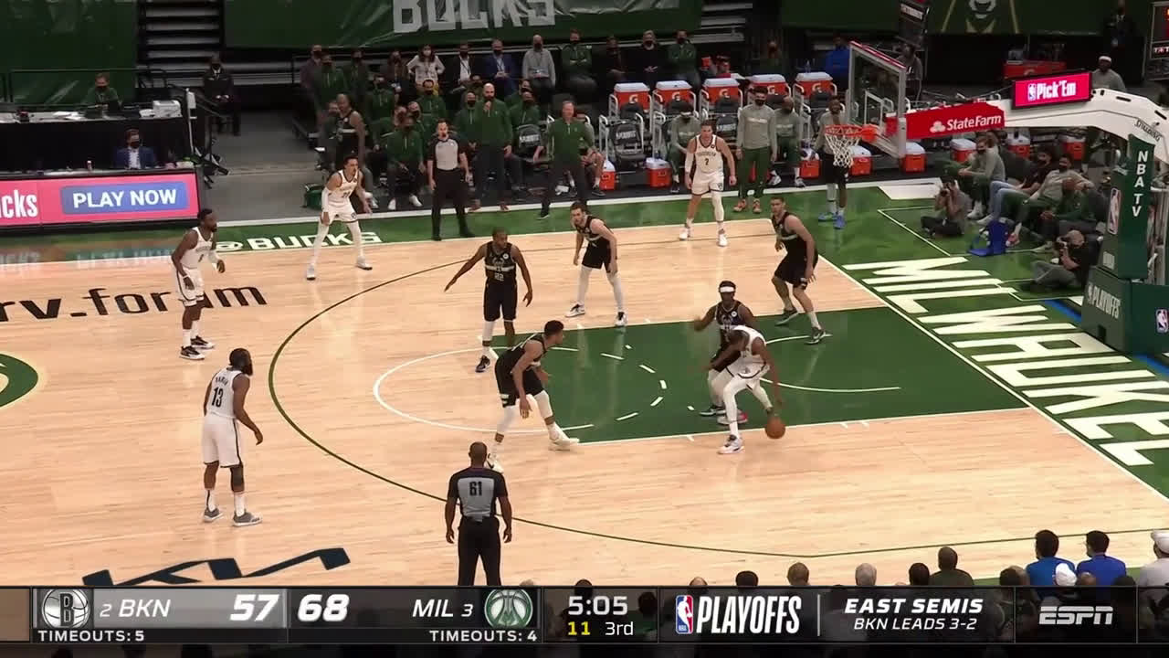 Brooklyn Nets @ Milwaukee Bucks - KD travel/carry