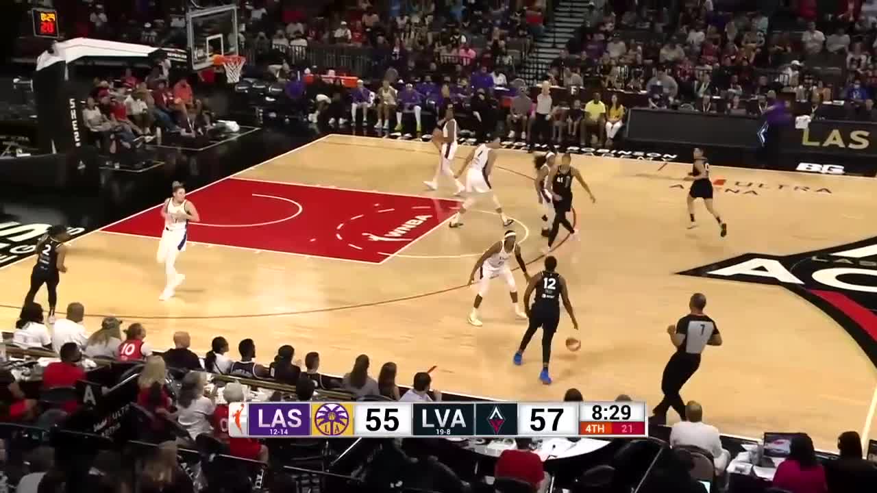 Chelsea Gray falling pass