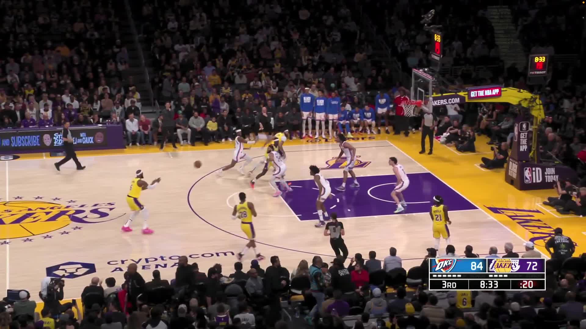 [Highlight] LeBron knocks down the triple for 25 points