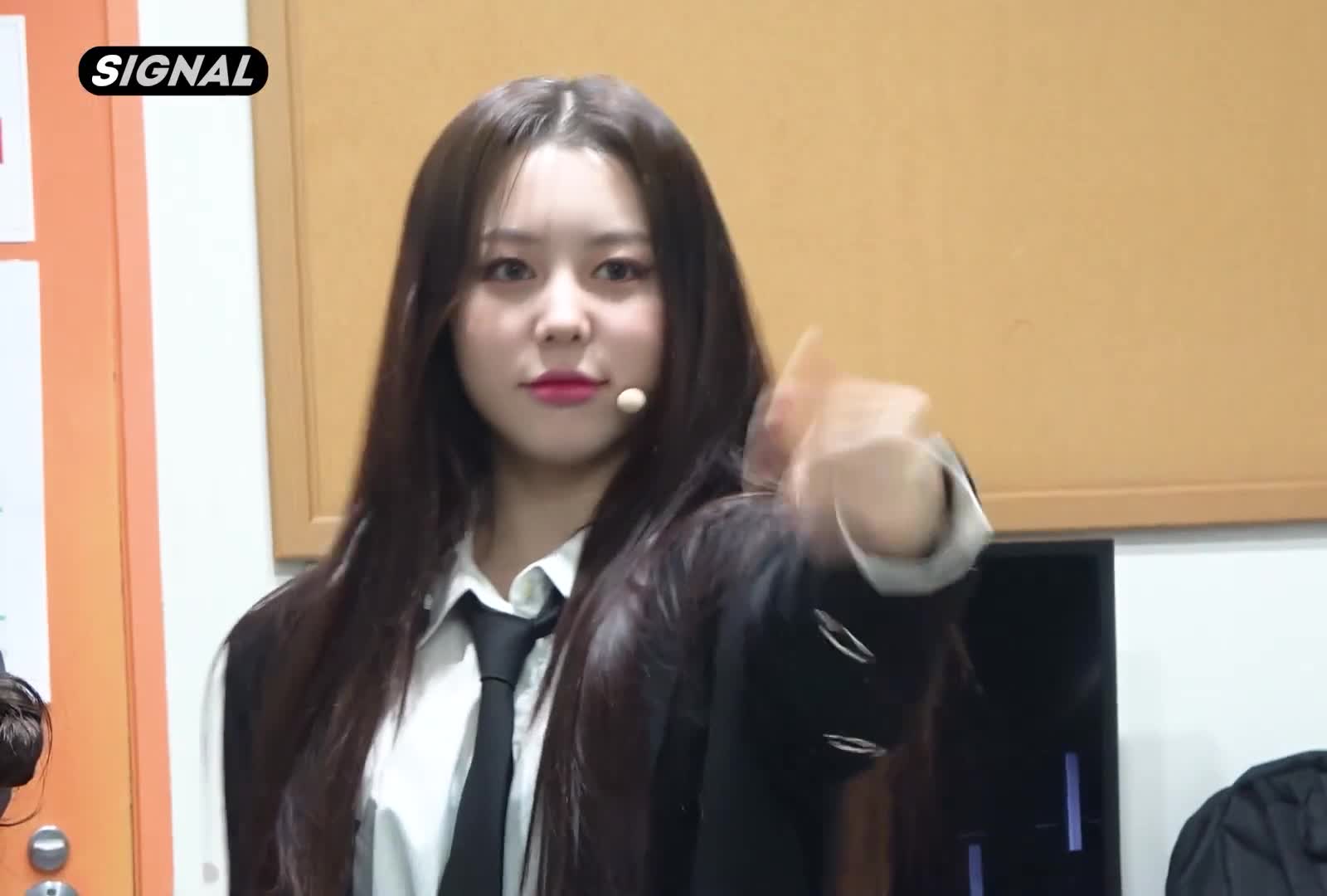 laaa la la..... hmm...... hmm..................... hmm