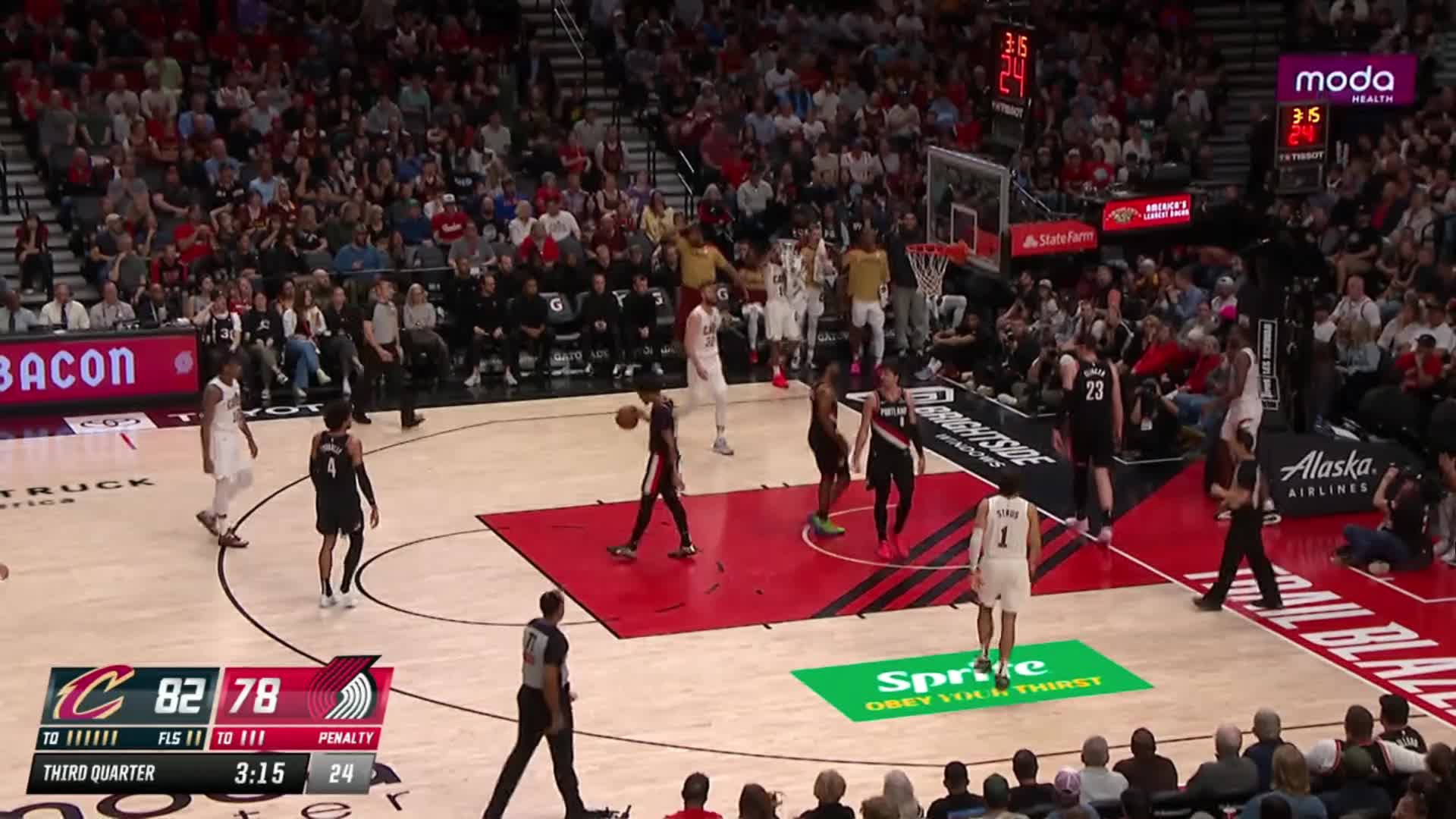 Watch Nobody comes to guard Clingan on the inbounds catch, so he hits his 2nd three of the night ...