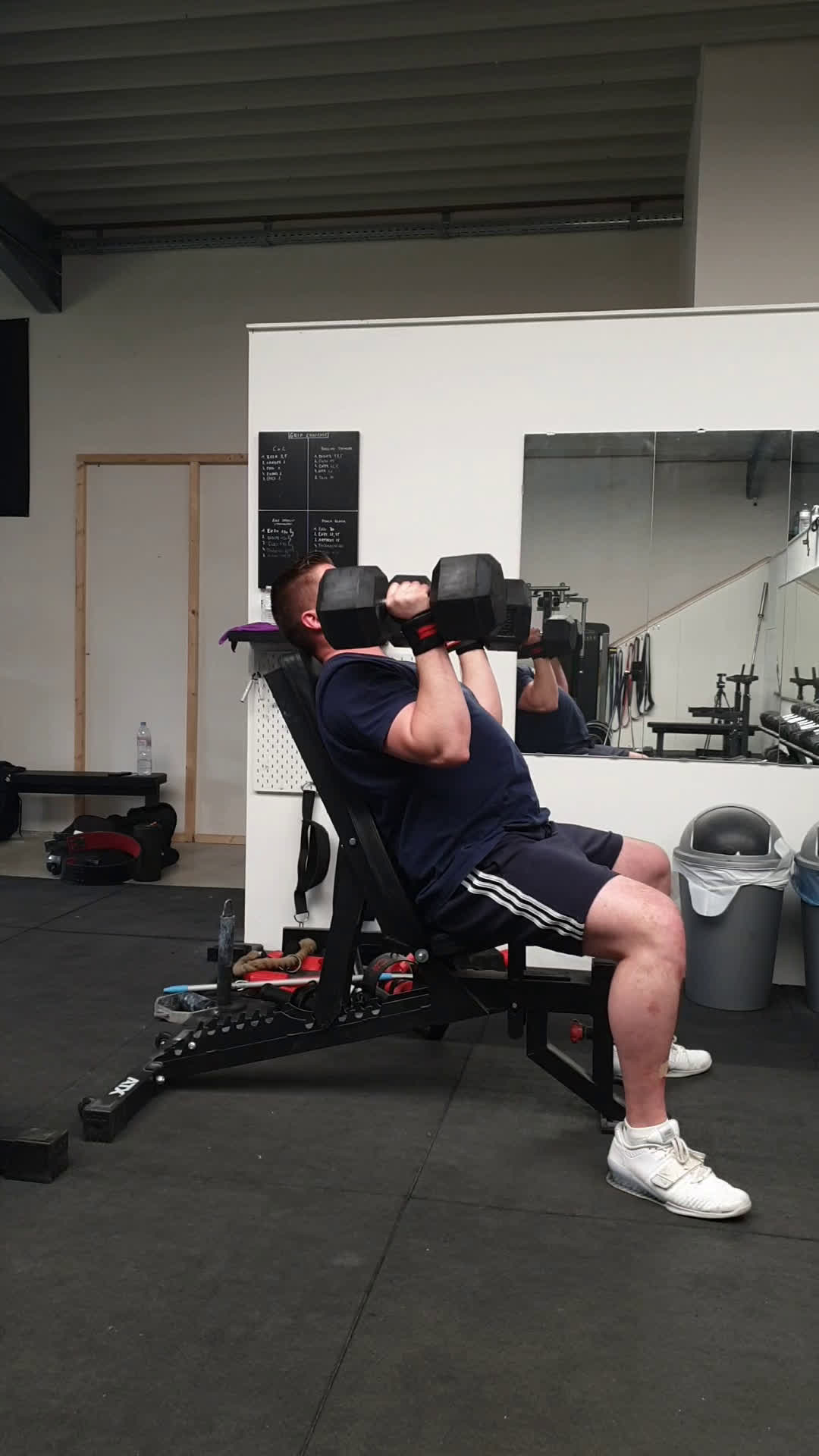 30-04-2022 35kg DB high incline press set 3