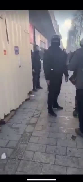 Il surprend un CRS qui vole des articles,ses collègues le matraque