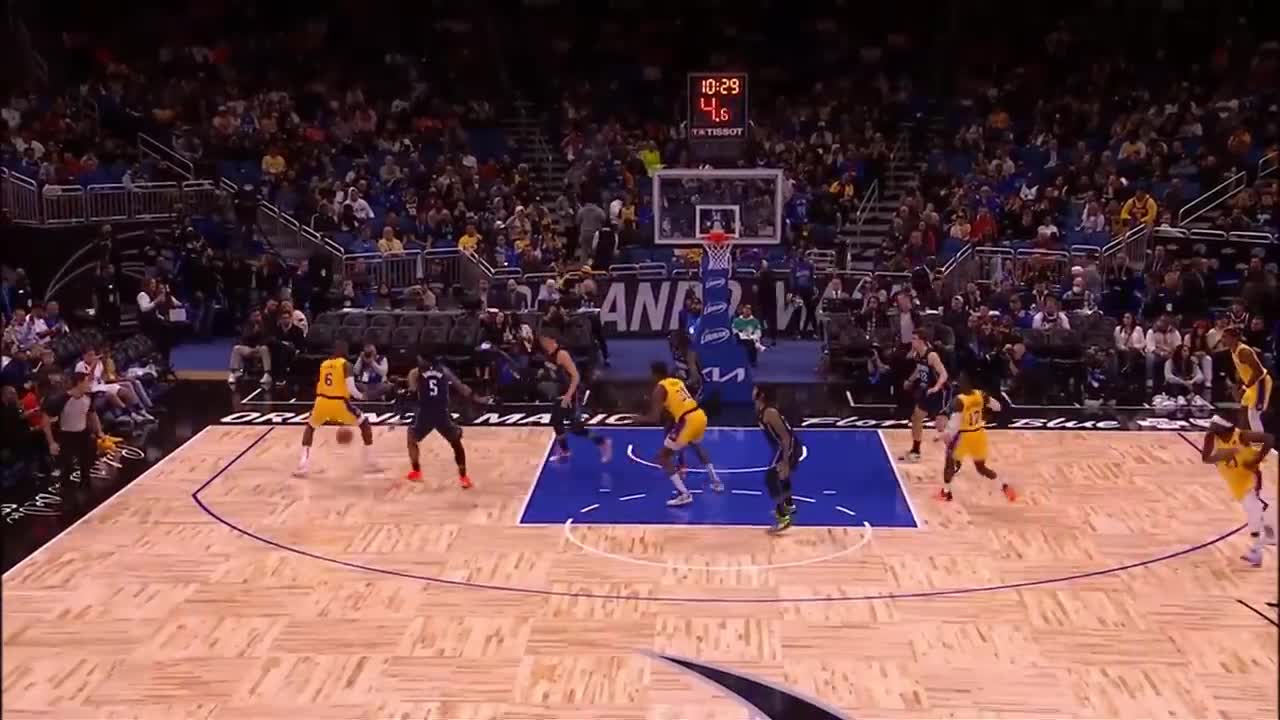 [Highlight] LeBron James turns midair to hit the tough fadeaway with 1 ...
