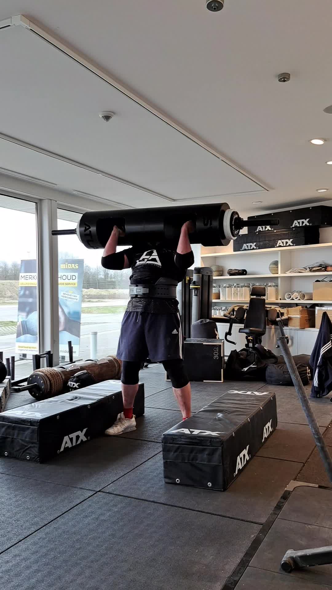 04-03-2023 95kg log press set 1