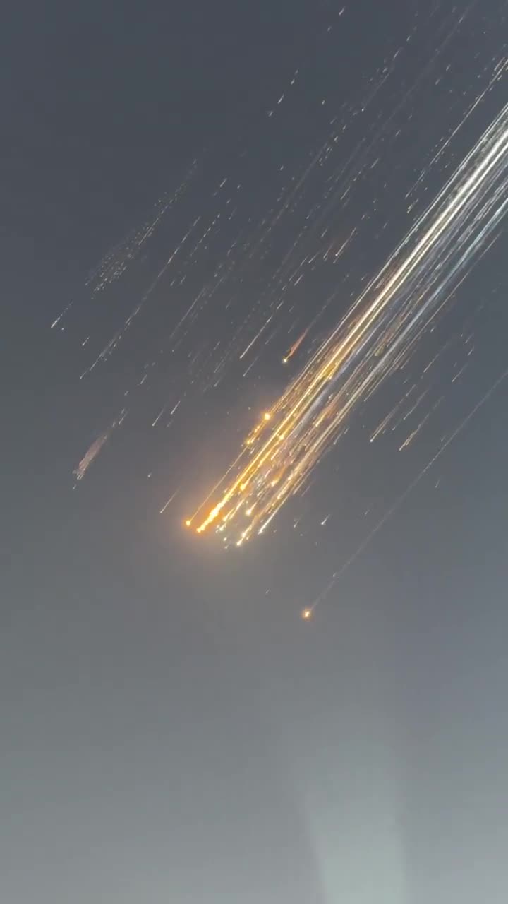 Watch Raw Reporting - Footage of SpaceX Starship debris coming down ...