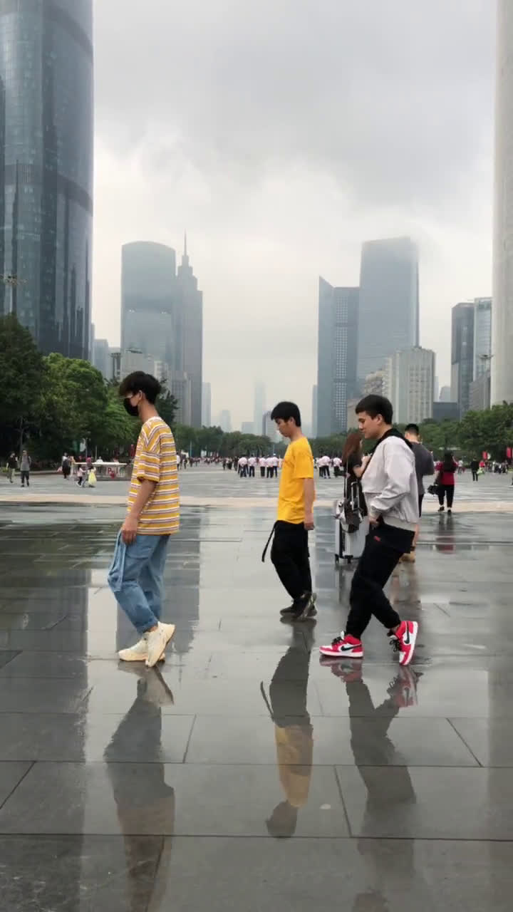 Watch ZbyB5MKA tiktok kinezi asia azijati dance move walk rain | Streamable