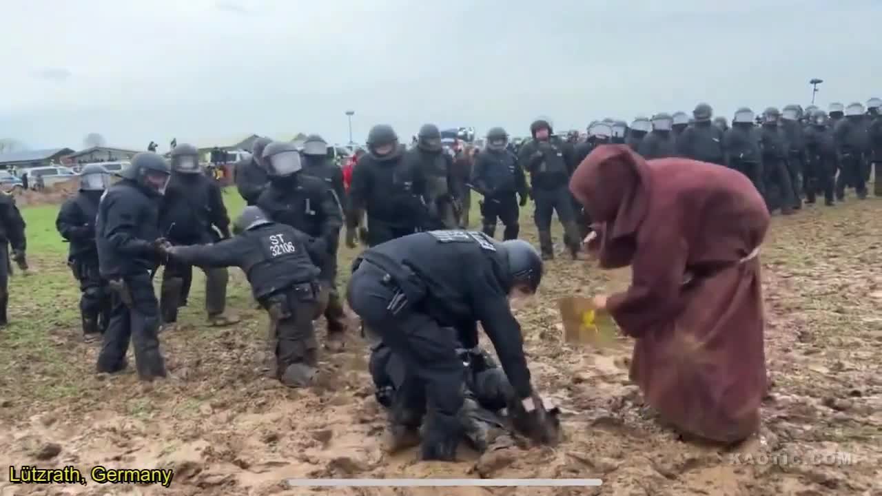 Watch German Riot cops vs. The Mud wizard | Streamable