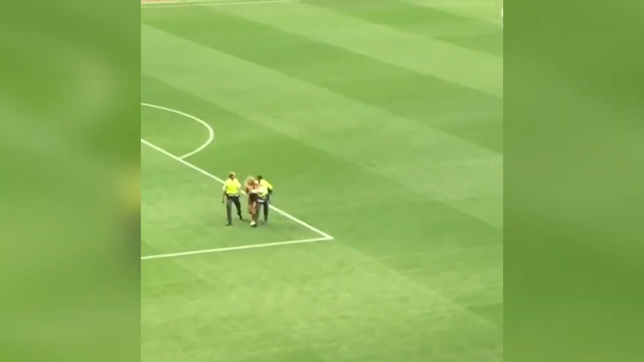 Tottenham vs Liverpool - Kinsey Wolanski Invades Pitch During - 01-06 ...