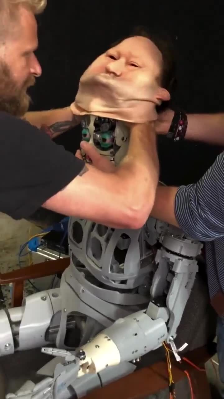 Watch rapidsave.com_putting_a_mask_on_a_robot-drjpbn3i98te1 | Streamable