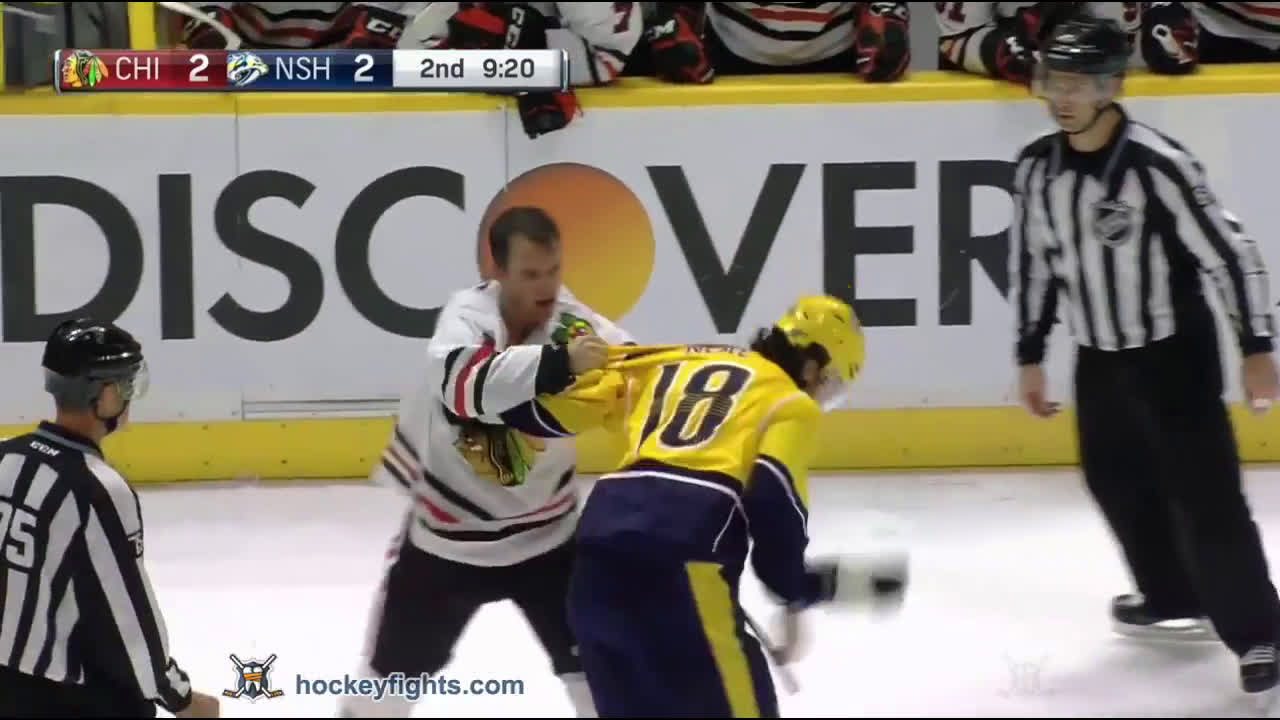 Jonathan Toews fights James Neal