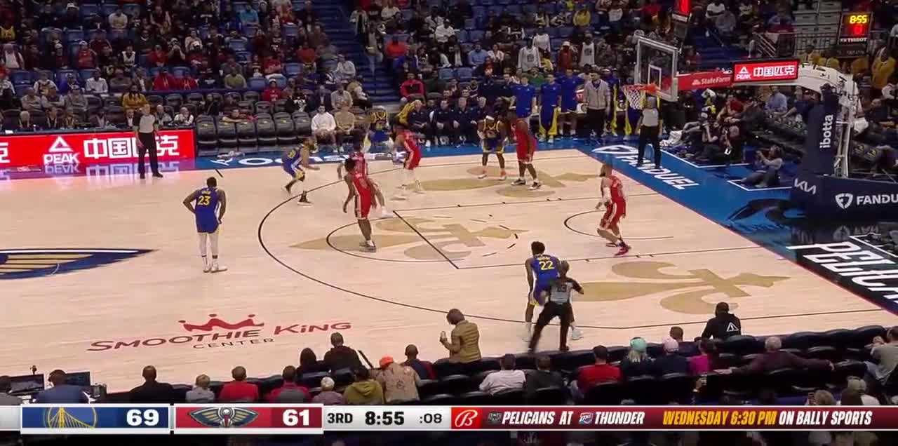 [Highlight] Curry gets away with an offensive foul to get a wide open 3