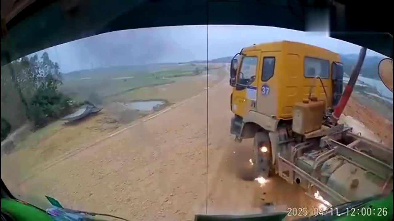 Watch rapidsave.com_bad_day_in_the_truck_seat_vehicle_zaps_out-ta39m8cp6hue1 | Streamable