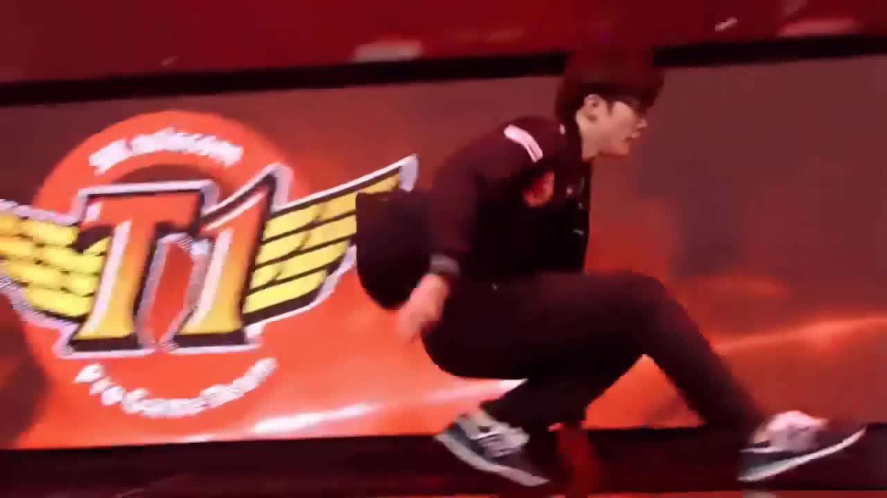 Watch Faker with some godlike Barrel Roll mechanics entering the stage! SKT vs KOO Finals S5 ...
