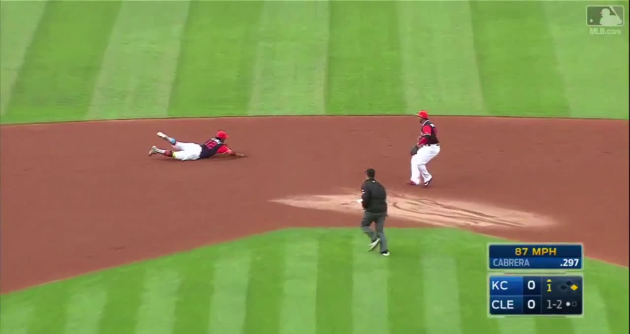 Francisco Lindor starts 6-4-3 double play with diving stop 8.25.17