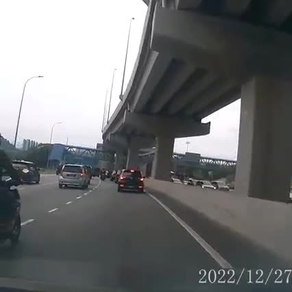 Driver Recklessly Swerves On MRR2