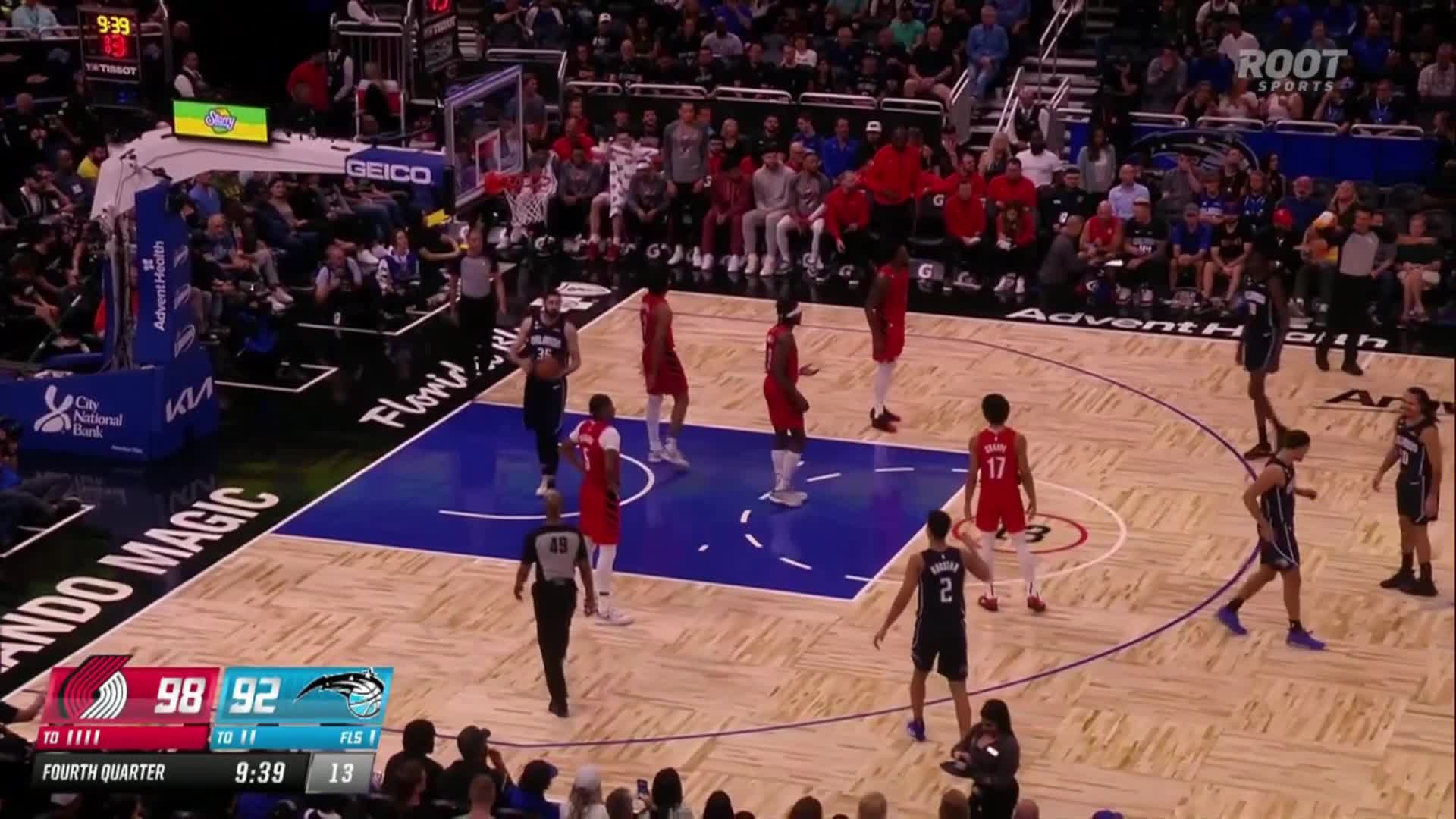 Cam goes to Sharpe on the fastbreak and he packs in the one-hand slam ...