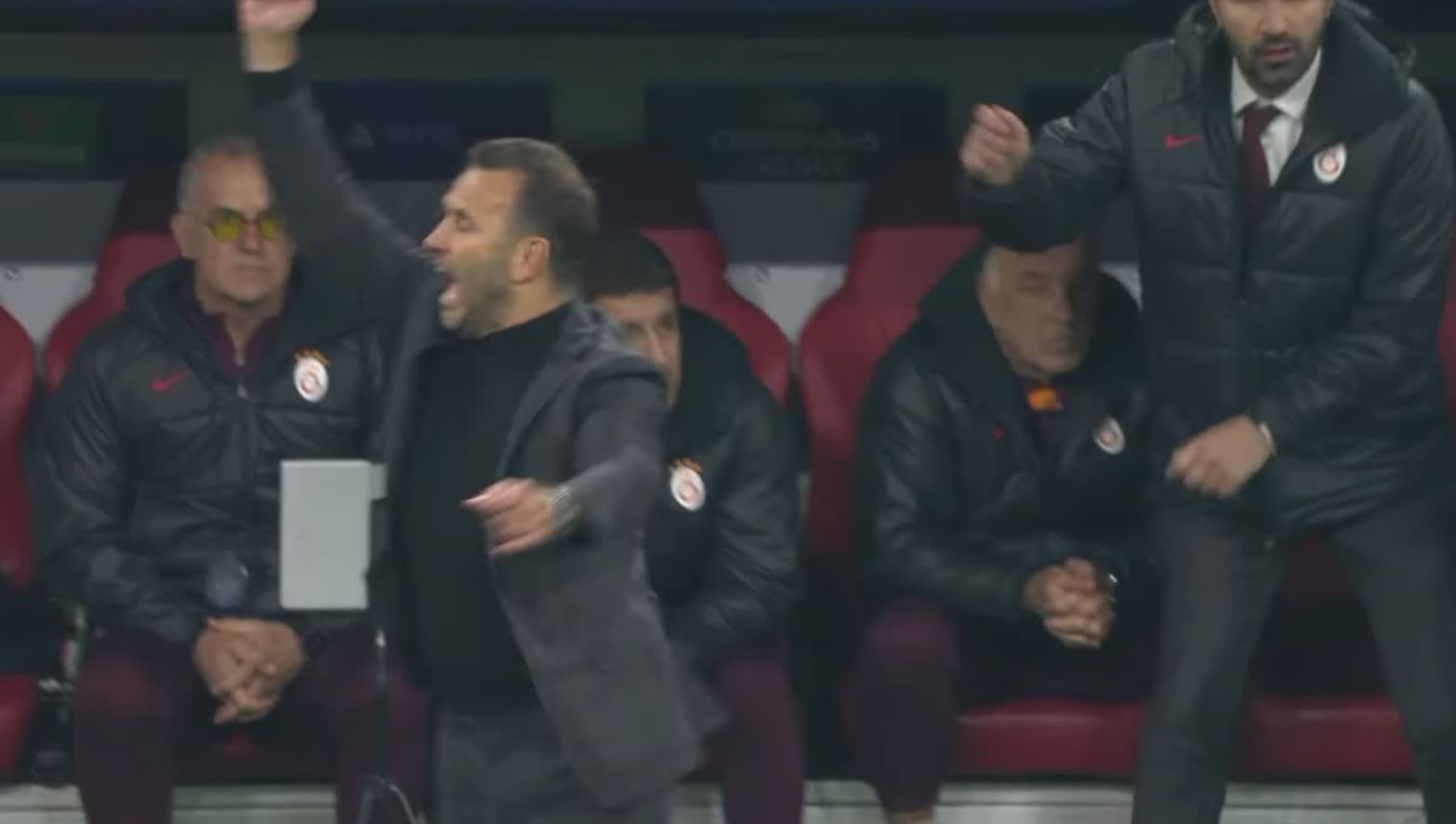 Davies Sarı Almalıydı