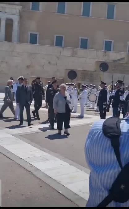 Η υφυπουργος Εξωτερικων Αλεξανδρα Παπαδιπουλου επαθε...Μπαιντεν λογω ...