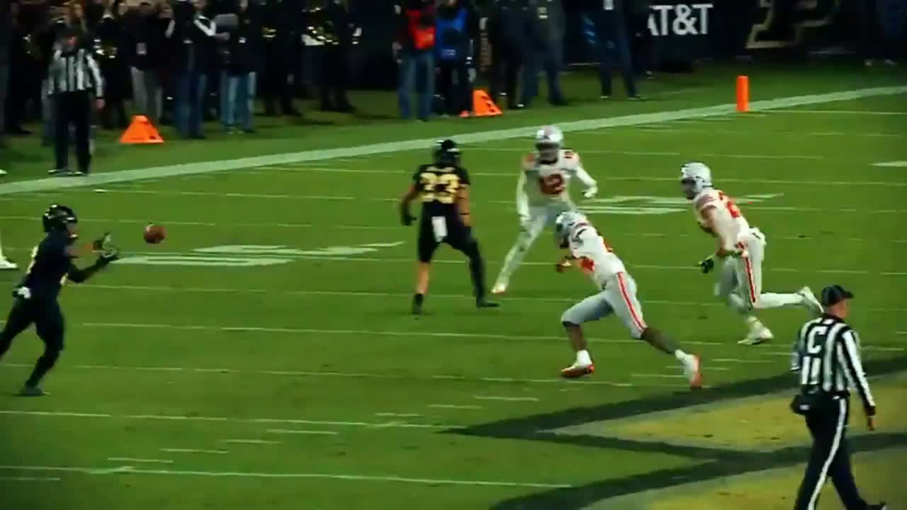 Caleb Lightbourn kickoff for 1 yd
