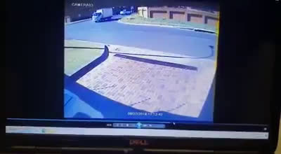 Attempted hijacking in South Africa - 2nd angle