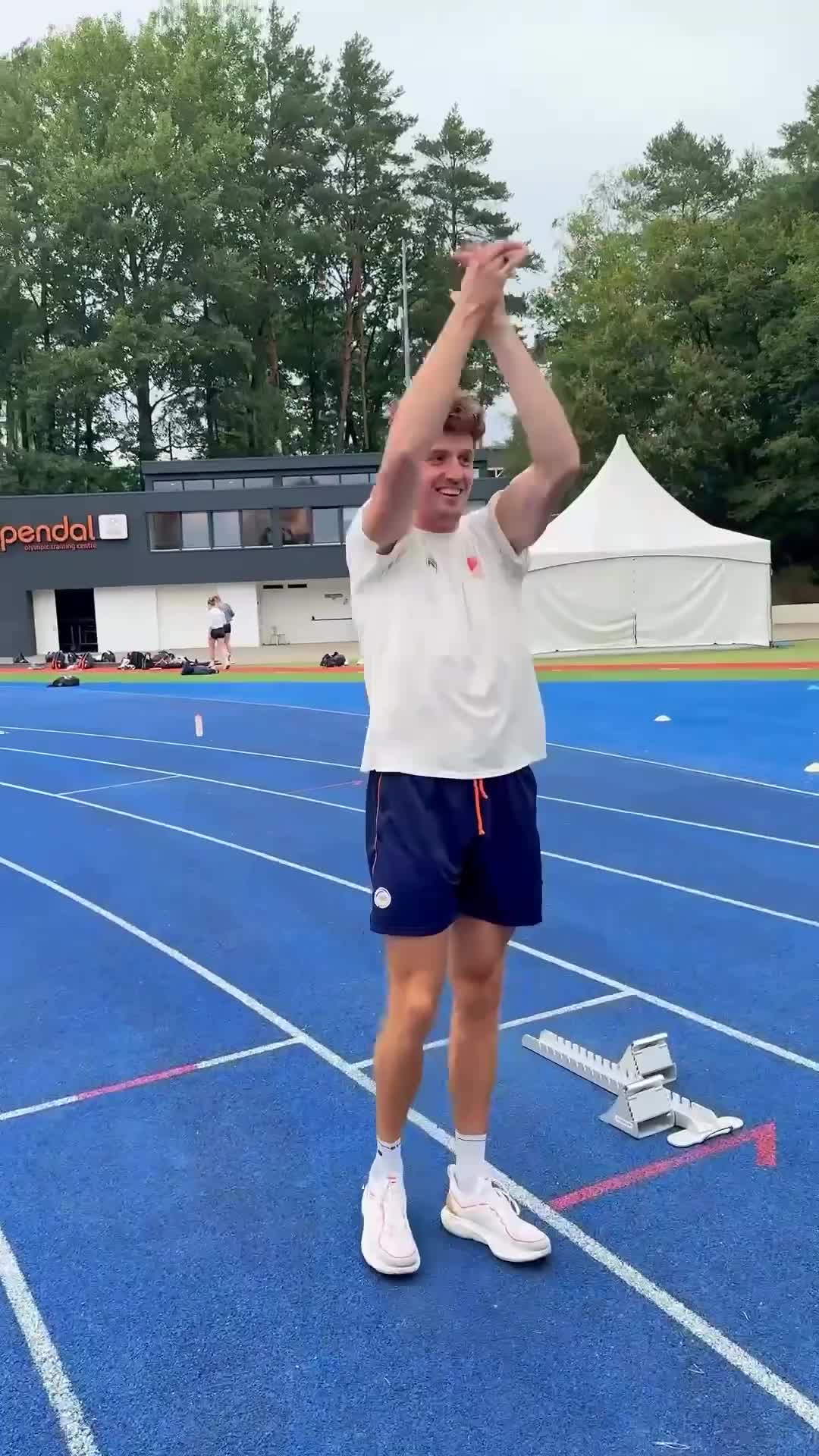 Watch Femke Bol dwingt ongetrainde collega's tot enorme inspanning ...