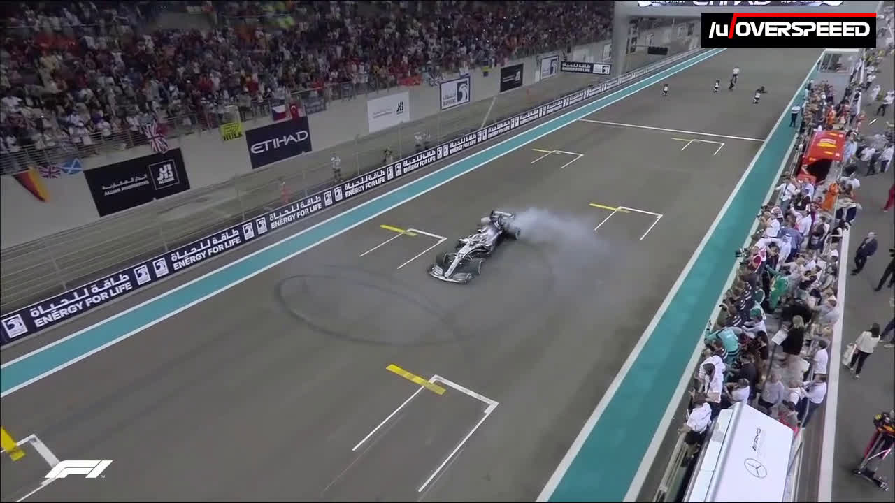 Hamilton & Verstappen donuts on the finish straight