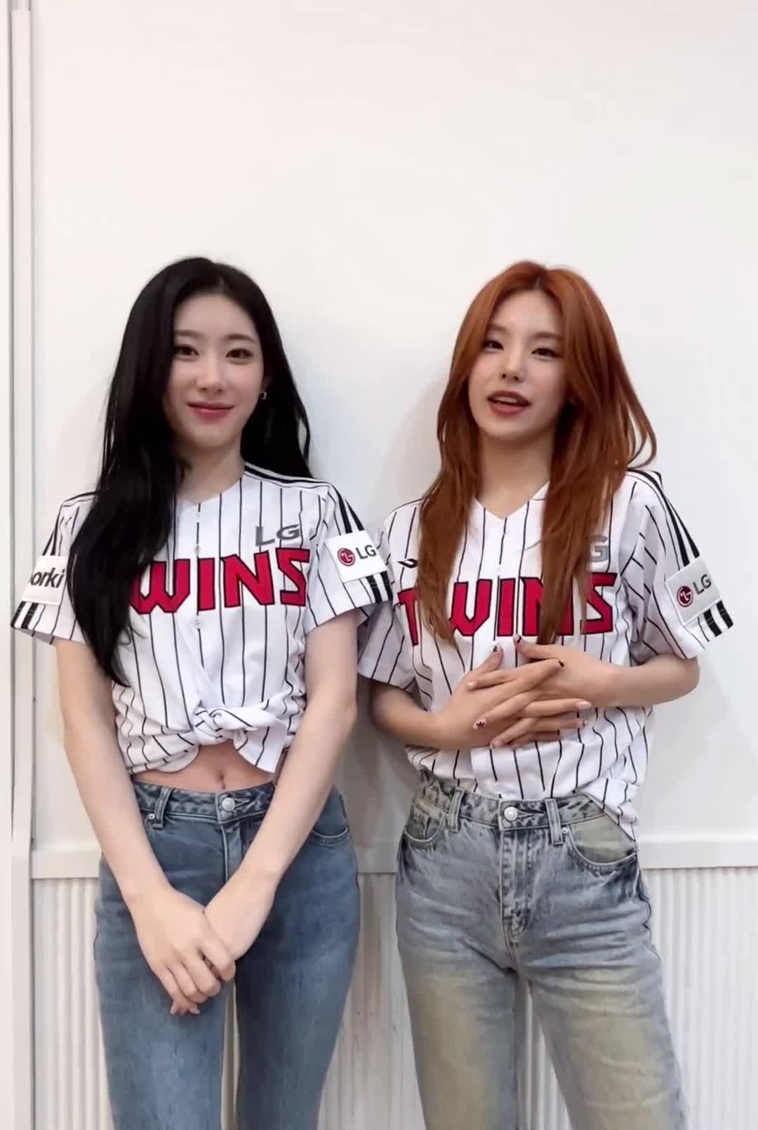 9월 16일(토) 홈경기를 맞아 시구, 시타를 맡은 ITZY 채령, 예지의 응원 한마디를 담아왔습니다!#LG트윈스 #LGTWINS #엘지트윈스#ITZY #채령 #예지 #시구시타