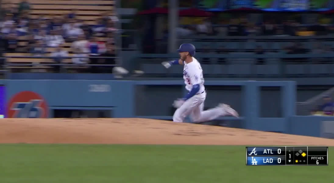 @ChadMoriyama - Cody Bellinger bunt single