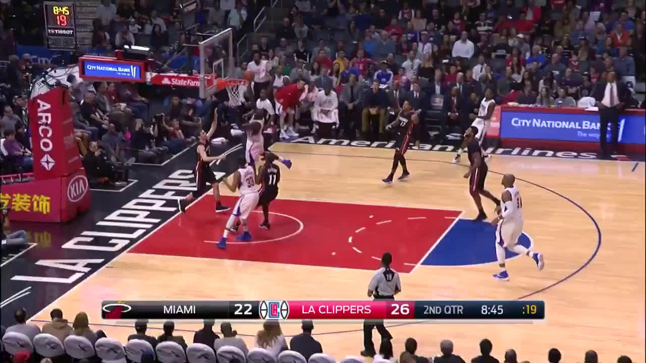 Watch Chris Paul throws a sweet transition bounce pass to Brandon Bass | Streamable