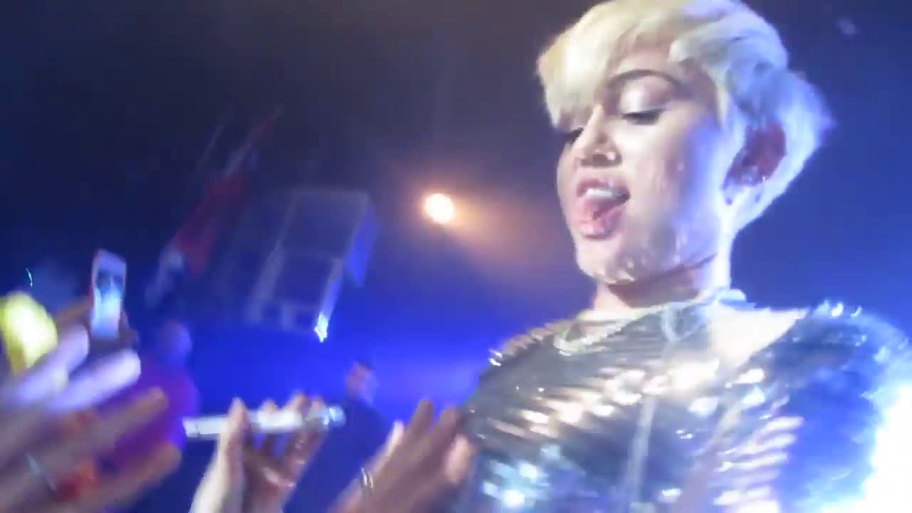 Miley Cyrus Allows Fans To Touch Her Vagina And Butthole During Performance