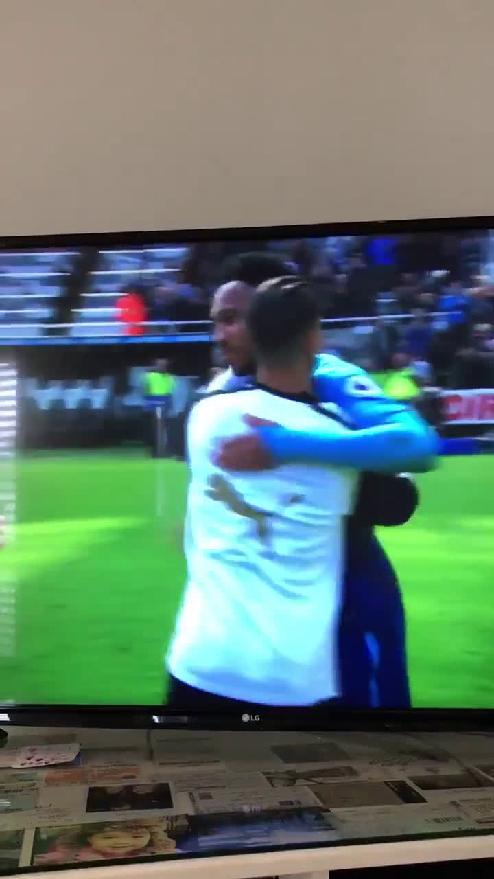 Watch Aubamyang getting done by Ritchie, you hate to see it @FootyAccums | Streamable