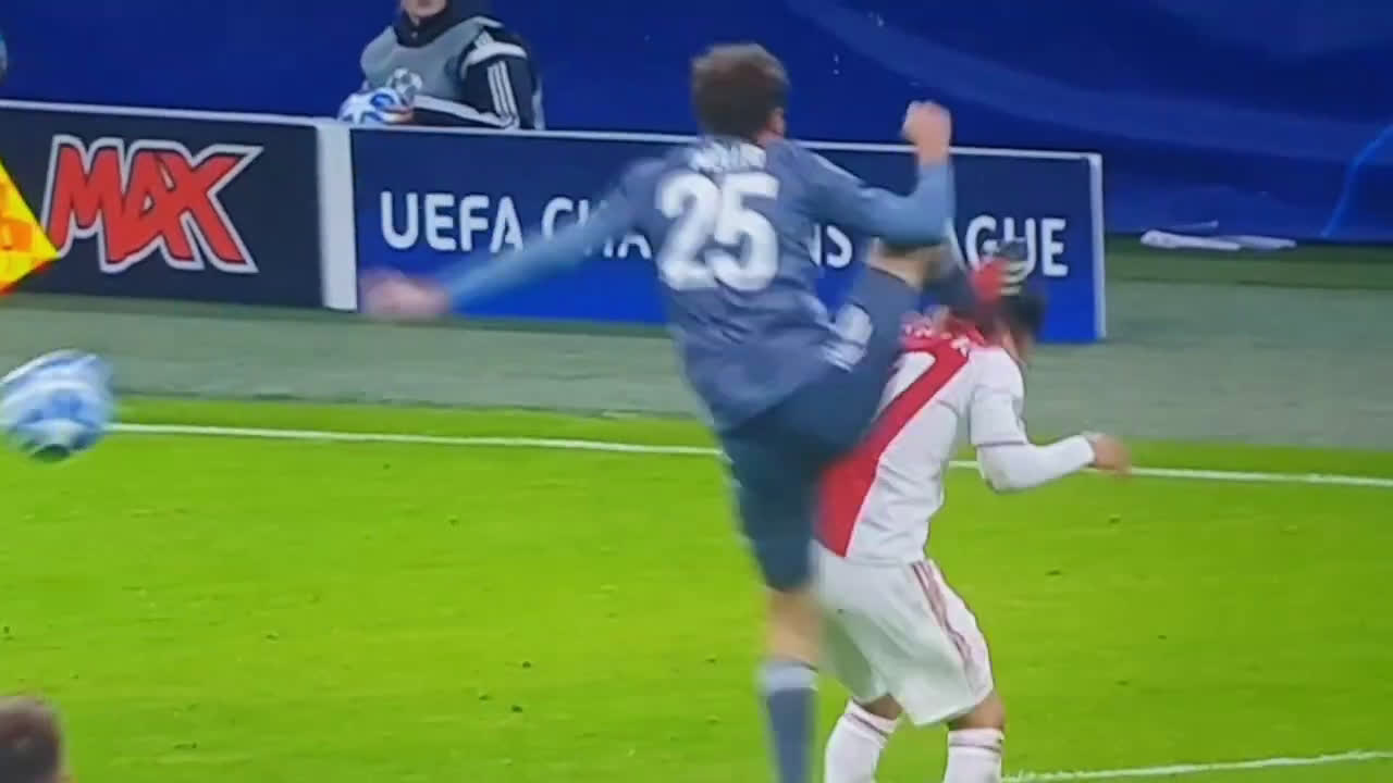 Muller shocking high kick